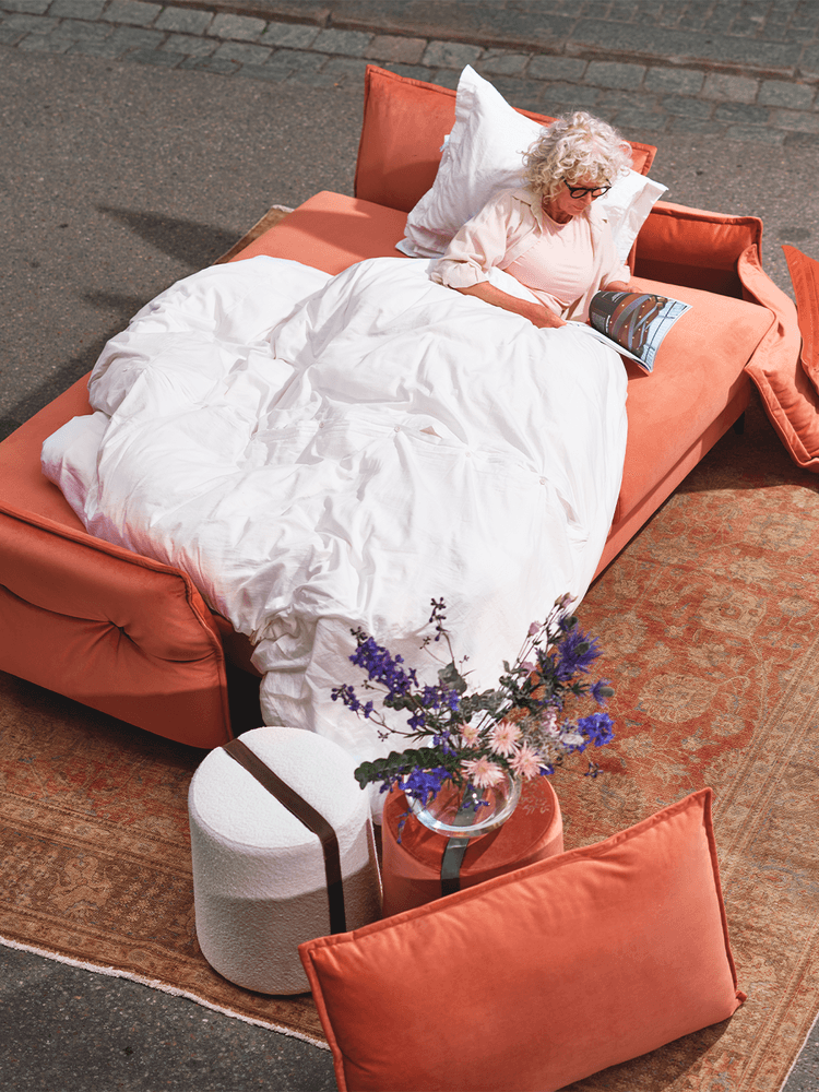 KATTEN l Kul sovesofa i fløyel eller kordfløyel l SWEEF